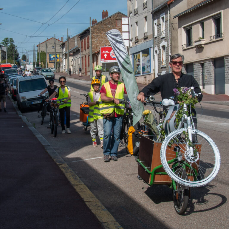Vélo blanc en hommage à Parwiz